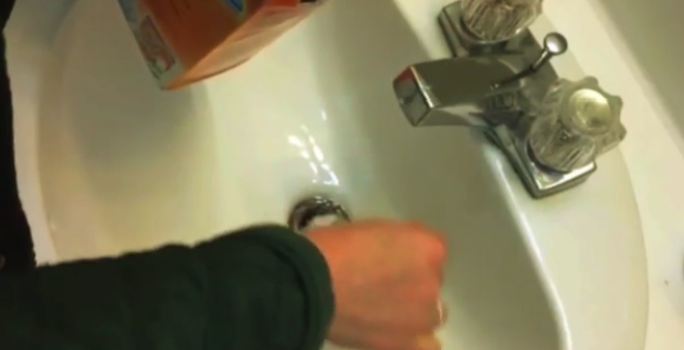 Bäh, der Abfluss stinkt! Mit diesem simplen Trick entfernst du den ...