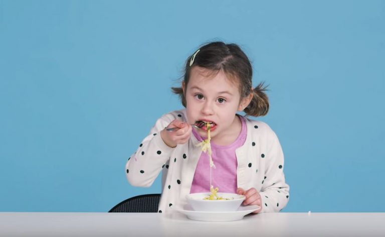 Kind probiert deutsches Essen